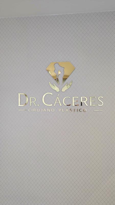 Dr. Christian Caceres, Cirujano Plastico en Quito | Agenda una cita online